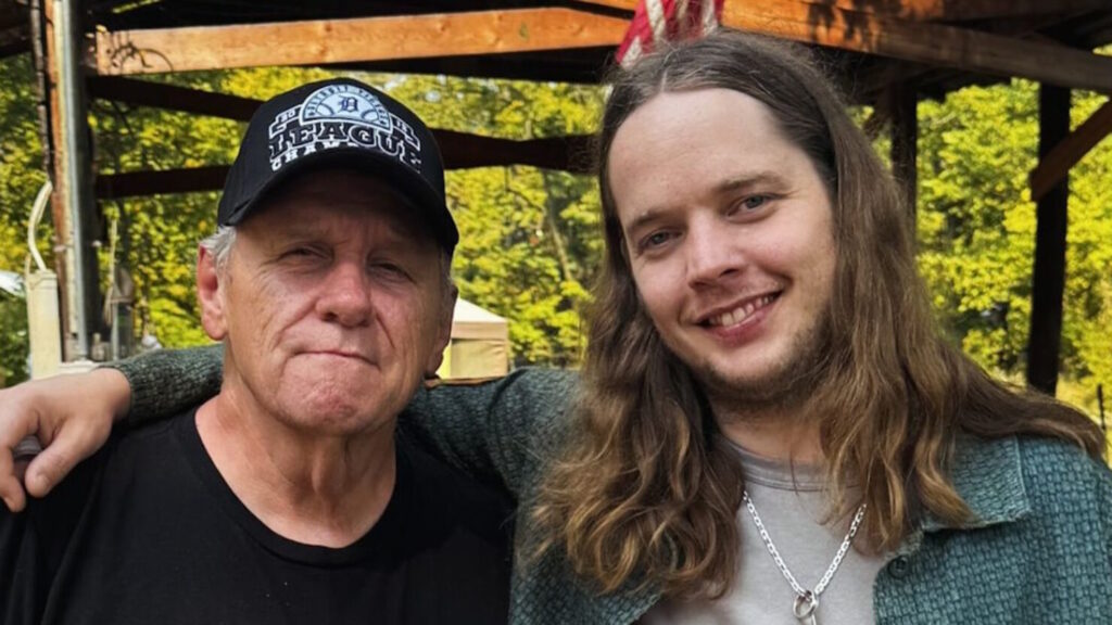 Billy Strings et Terry Barber font une apparition surprise avec Judd ...
