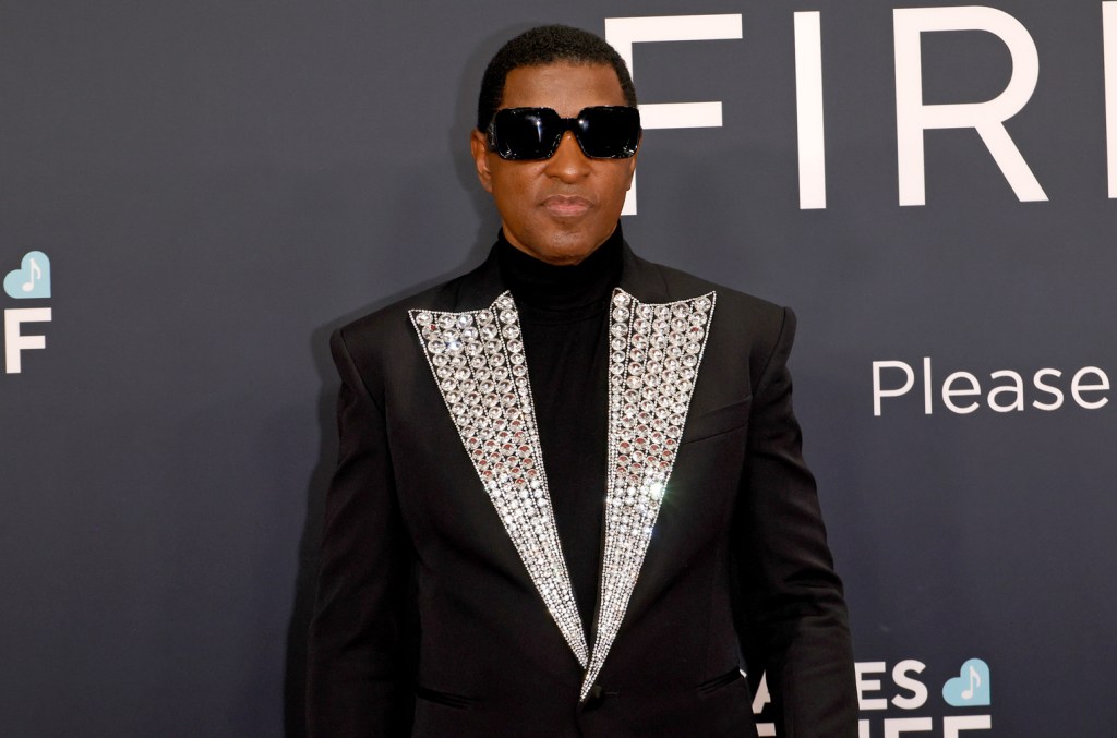 Babyface quitte des Grammys Red Carpet Interview après que le ...