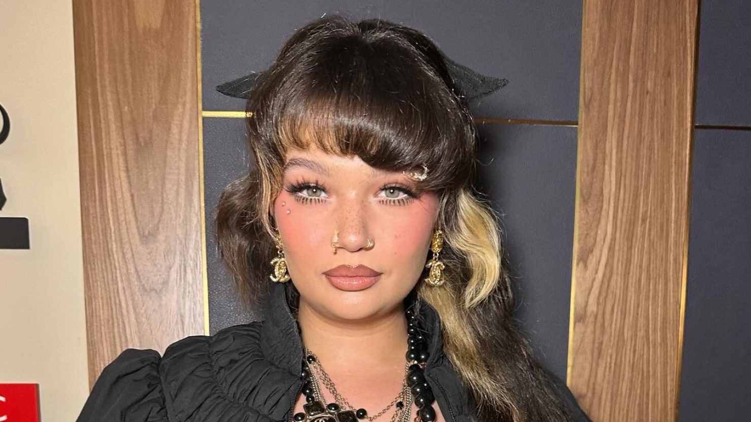 Lola Young annule les dates de tournée 2025 et 2026 - La Galerie Du ...