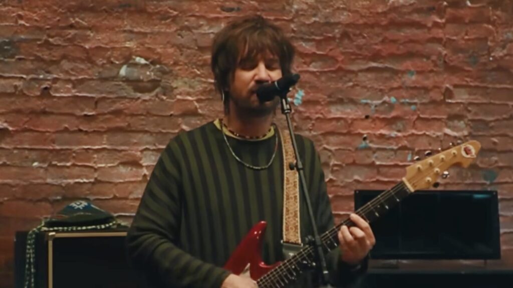 Regardez Tame Impala interpréter l'ouverture de "Deadbeat" "My Old Ways ...