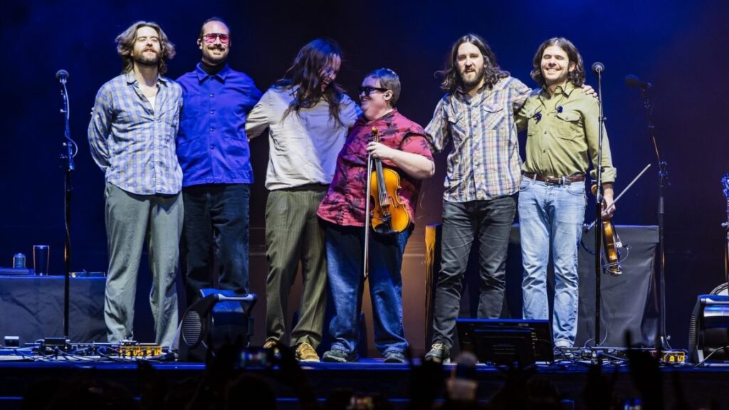 Michael Cleveland rejoint Billy Strings pour un clin d'œil à Bill ...