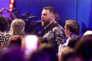 Travis Kelce rejoint Chris Lake, qui a remixé « Opalite » de Taylor ...